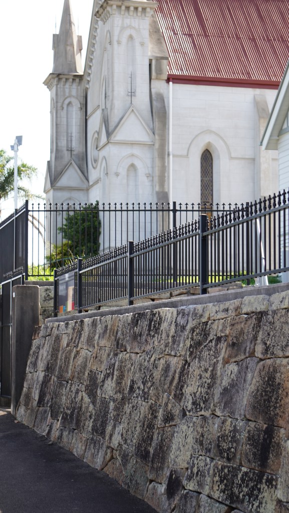 The mysterious Gympie pyramid, plus Yowie encounter in the deep bush ...